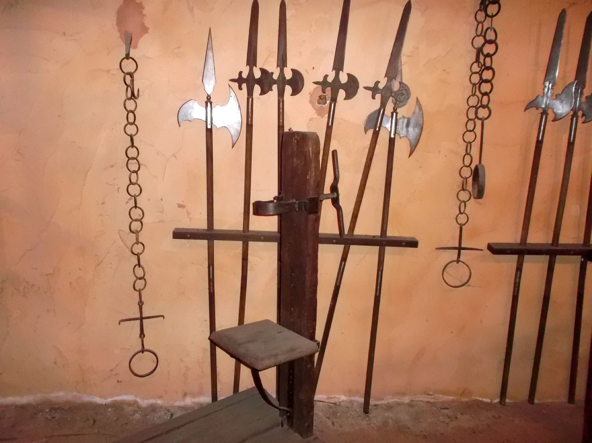 11 Most Painful Cruel Horrific Deaths and Execution Methods in History ...